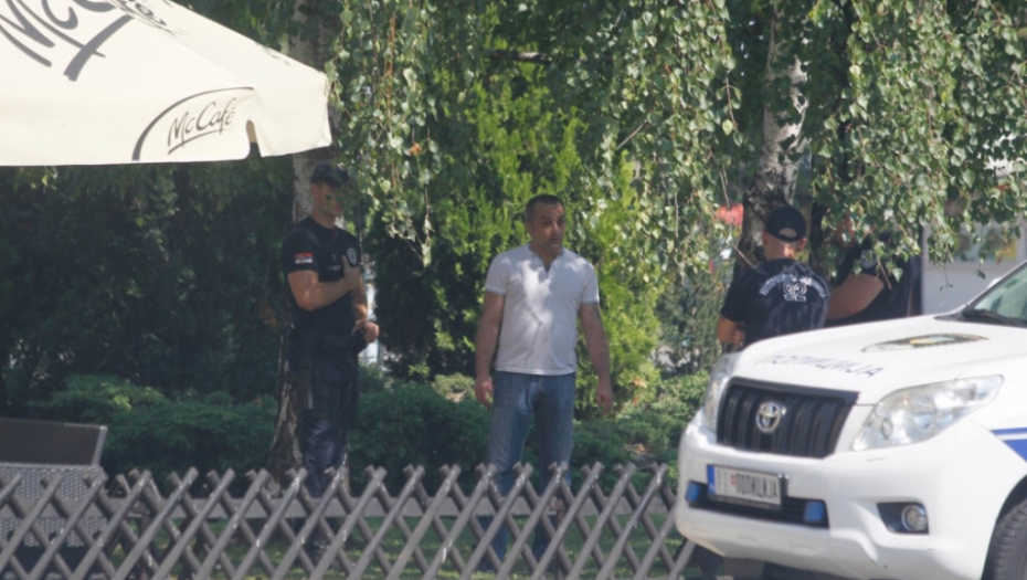 Bacio sedam molotovljevih koktela na "Mek" (FOTO i VIDEO) - Alo.rs