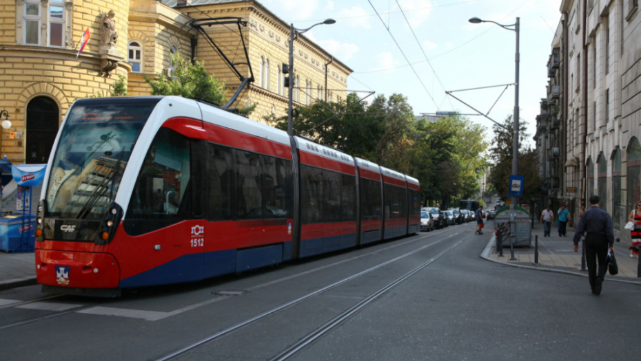 Pukla cev u Bulevaru, tramvaji saobraćaju izmenjenom trasom - Alo.rs