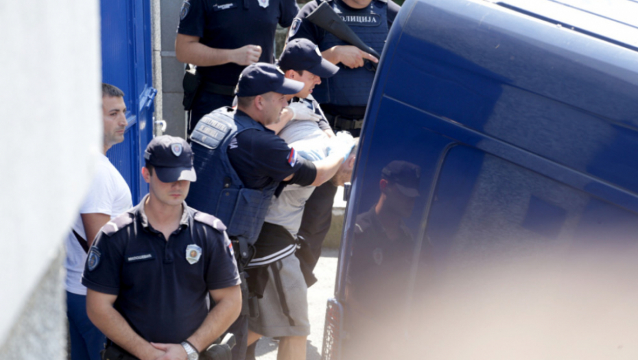 Interventna policija sada vozi navijače na jedno mesto u centru Beograda! (FOTO) - Alo.rs