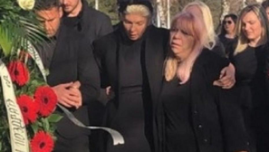 Sestra Divne Karleuše jedva se držala na nogama! Jelena i Duško je grlili, ona u ruci NOSILA ...