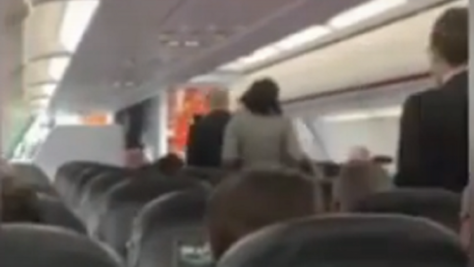 Žena vikala i kašljala u avionu na putnike (VIDEO) - Alo.rs