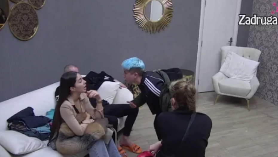 Trese se Zadruga, ZAURLALA NA NJU IZ SVEG GLASA, Đuričićeva ne može da se smiri! (FOTO) - Alo.rs