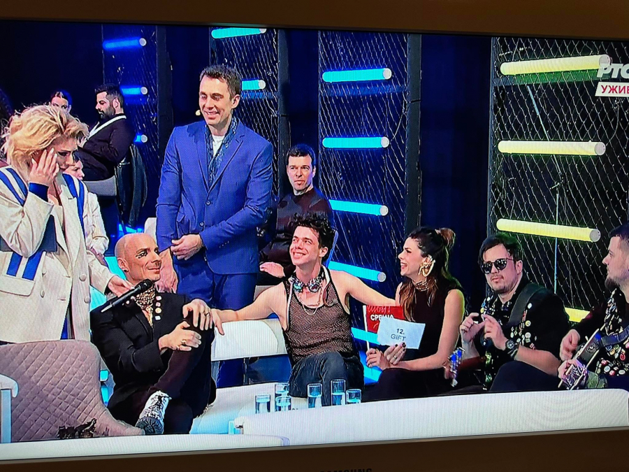 Voditelj bacio zmiju na takmičarku, ona van sebe izrevoltirana napustila prostoriju, prisutni ...