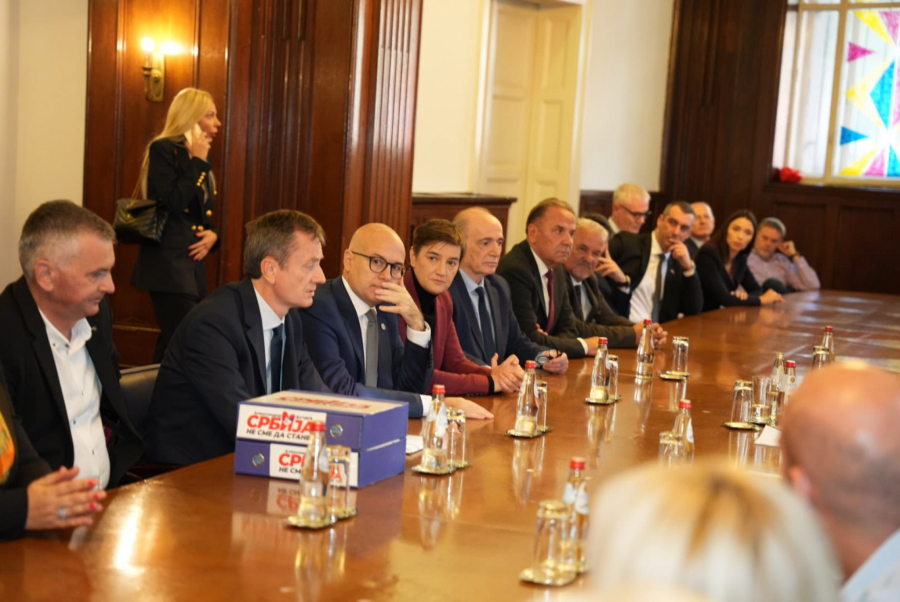 SNS prva predala RIK-u izbornu listu - Alo.rs SNS prva predala RIK-u izbornu listu - Alo.rs