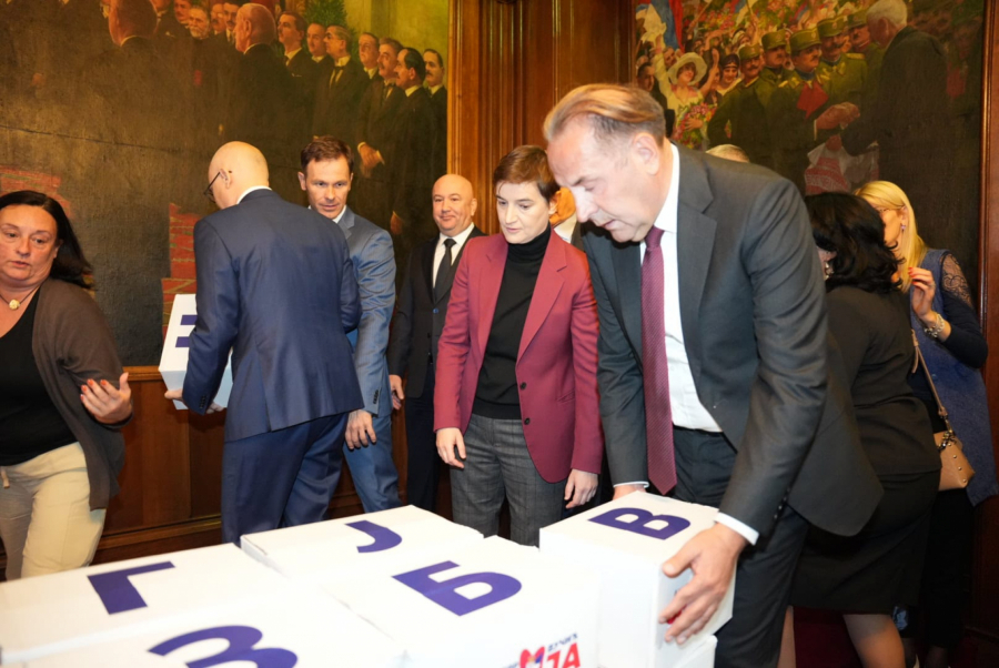 SNS prva predala RIK-u izbornu listu - Alo.rs SNS prva predala RIK-u izbornu listu - Alo.rs