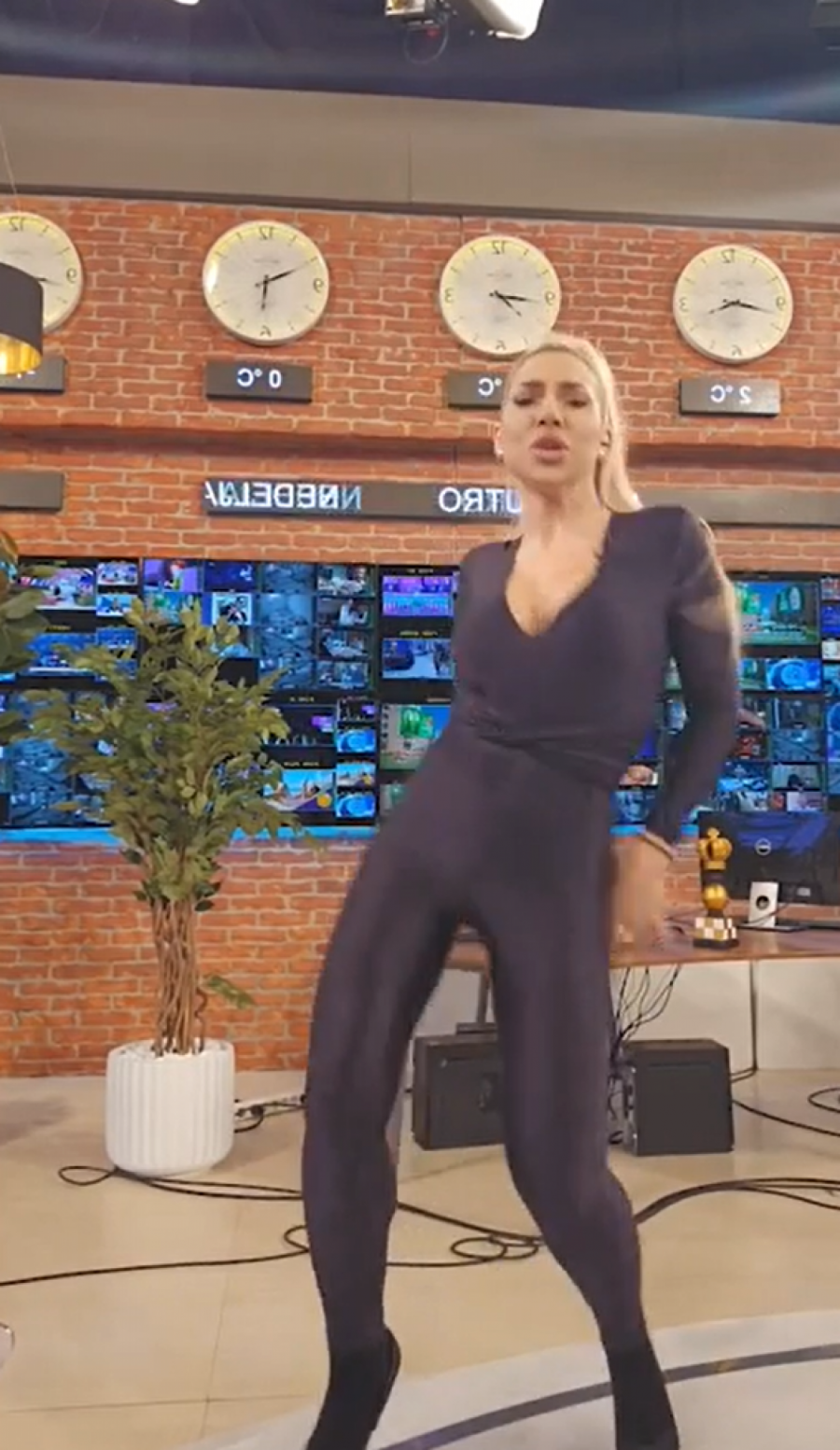 Jovana Jeremić zamešala kukovima, a u zanosu pokazala i malo više - Alo.rs