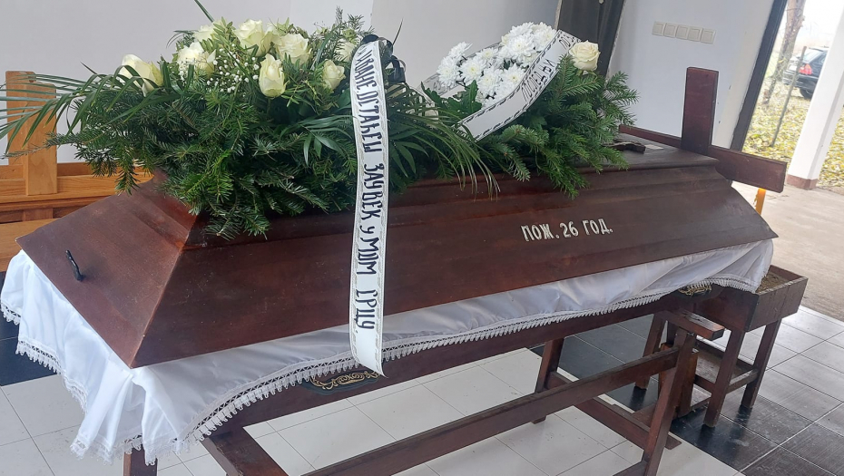 Potresne scene na sahrani mladića kojeg je spalila majka u Srpskoj Crnji (FOTO) - Alo.rs